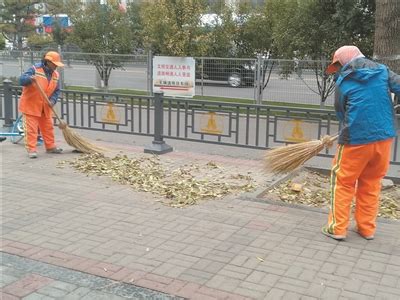 又到落叶季环卫工人清扫忙 大同新闻网