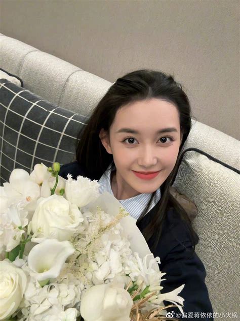 刘亦菲捧花头像爆火，张婧仪陆婷玉蒋依依女明星同款图太养眼！ 360娱乐，你开心就好