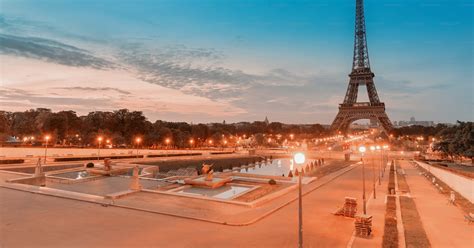 파리와 프랑스 전역의 상징은 우아하고 독특한 에펠 탑입니다 동이 트기 전 블루 아워에 트로카데로 광장 지역에서 찍은 사진 사진
