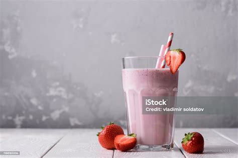 흰색 나무 배경에 딸기 단백질 쉐이크 가벼운 테이블에 딸기와 신선한 밀크 쉐이크 딸기 스무디 한 잔 가득 찬에 대한 스톡 사진 및 기타 이미지 Istock