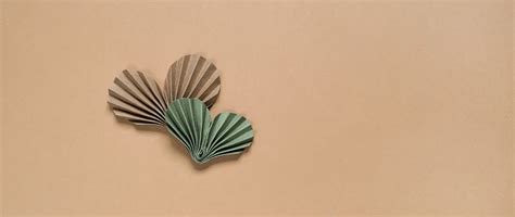 발렌타인 데이 Posterzero 폐기물 친환경 크래프트 종이 하트 에코 발렌타인 데이 휴일 개념 에코 장식 배너 하트 핸드메이드 휴일 카드 공예에 대한 스톡 사진 및 기타