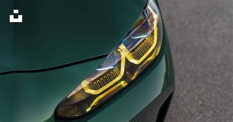 친환경 자동차의 조명이 켜진 헤드라이트 사진 Unsplash의 무료 자동차 이미지