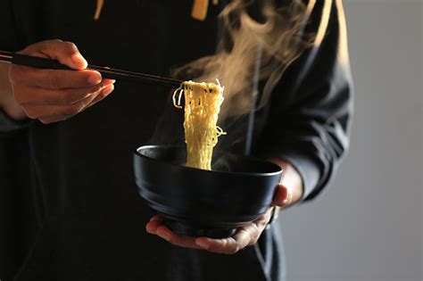 남자 손 연기 홈 일몰 배경 나트륨 다이어트 높은 위험 신부전 건강 한 먹는 개념에서 상승 나무 그릇에 인스턴트 라면의 젓가락을 들고 0명에 대한 스톡 사진 및 기타 이미지
