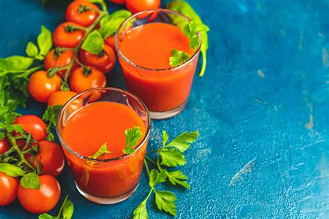 진한 파란색 콘크리트 테이블에 맛 있는 토마토 블러 디 메리 칵테일 0명에 대한 스톡 사진 및 기타 이미지 0명 고명 녹색 Istock