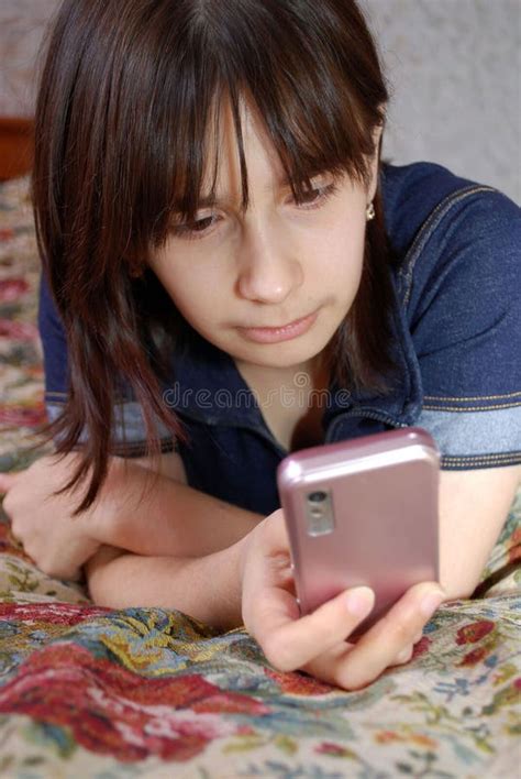 Das Junge M Dchen Der Jugendliche Liegt Ein Bett Mit Dem Handy Sie Steht Durch Den Handy Mittels