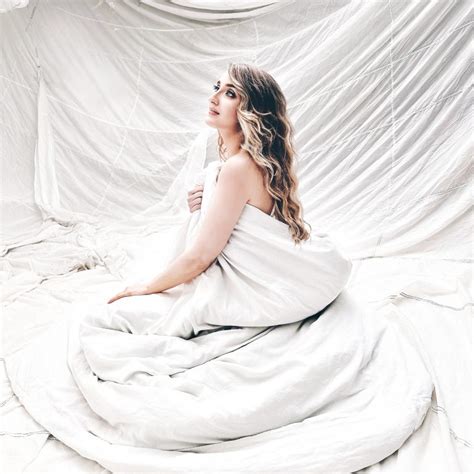 Співачка MurÀtkova випустила пісню “Монолог” присвячену захисникам України Storyboom