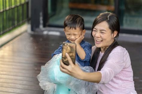 单亲妈妈免抠元素 亚洲单亲妈妈带着儿子住在家里自学或在家上学时一起自拍 素材免费下载 626像素 格式 编号68482492 千图网