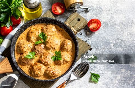 사워 크림과 토마토 소스를 넣은 미트볼을 돌 테이블에 놓은 프라이팬에 얹어 놓습니다 텍스트에 사용할 수 있는 여유 공간입니다 0명에 대한 스톡 사진 및 기타 이미지 Istock