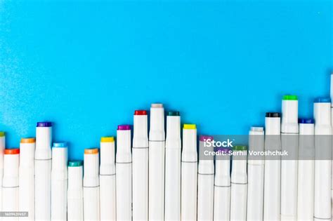 파란색 배경에 쌓인 많은 흰색 모듬 마커 글을 쓸 수 있는 장소 복사 공간 0명에 대한 스톡 사진 및 기타 이미지 0명 개인 장식품 개체 그룹 Istock