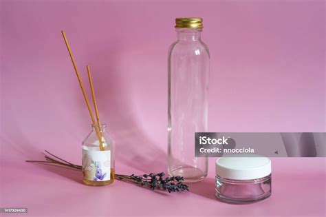 얼굴 크림을위한 빈 유리 항아리 분홍색 배경에 유리 병 및 아로마 디퓨저 미용 제품 용 패키지 0명에 대한 스톡 사진 및 기타 이미지 Istock