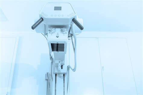 현대 병원의 엑스레이 부서 빈 침대가있는 스캔 기계가있는 방사선 실 X선 기계를 조정하는 기술자 현대 클리닉 사무실에서 가슴 심장 폐 를 스캔 0명에 대한 스톡 사진 및