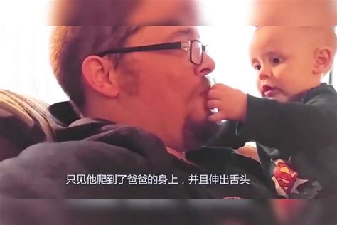 宝宝饿了趴在爸爸身上，接下来宝宝的举动，爸妈瞬间快笑岔气了宝宝爸妈举动