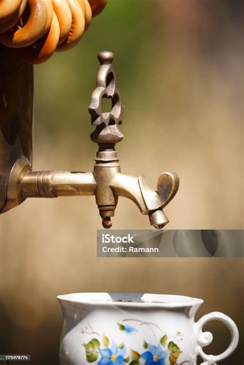 녹슨 테이블 야외에 빈티지 청동 사모바르 나무 굽기 와 컵 차 양조를위한 물을 준비 선택적 초점 0명에 대한 스톡 사진 및 기타 이미지 Istock