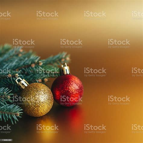 황금 배경에 가문비 나무 또는 전나무의 축제 장식 공과 푹신한 가지 크리스마스 벽지 또는 엽서 개념입니다 12월에 대한 스톡 사진 및 기타 이미지 Istock