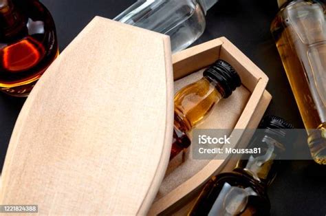 알코올 남용 살인 절망적 인 죽음과 어두운 불길한 배경에 고립 된 나무 관에 주류 병과 음주 문제 개념 술 마실 것에 대한 스톡 사진 및 기타 이미지 Istock