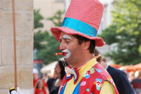 무료 이미지 빨간 사육제 색깔 의류 시골뜨기 거리 예술가 제전 전통 번역 환대 무언극 3872x2592