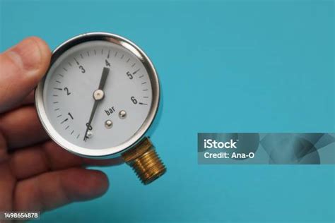 손에 압력 게이지 공압 또는 유압 제어 시스템에 대한 측정 장비 유압 장비는 시스템의 압력을 측정하는 데 사용됩니다 건설 기계류에 대한 스톡 사진 및 기타 이미지 Istock