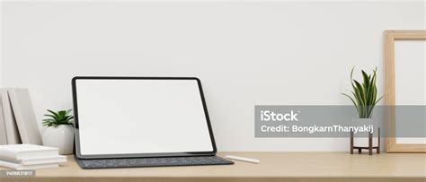 태블릿 모형과 흰색 벽 위에 장식 공장이있는 최소한의 작업 공간 탁상 클로즈업 이미지 3차원 형태에 대한 스톡 사진 및 기타 이미지 3차원 형태 가구 공란 Istock