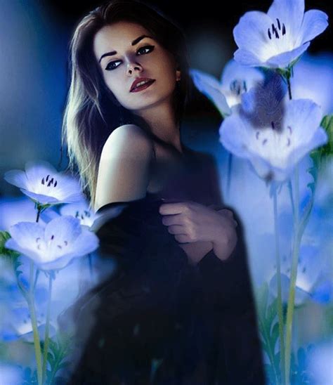 Гиф анимация Девушка с распущенными волосами стоит среди голубых американских незабудок