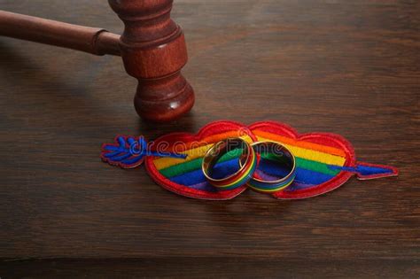 Dos Anillos De Boda Dorados Con Colores De Arcoiris Lgbt Matrimonio