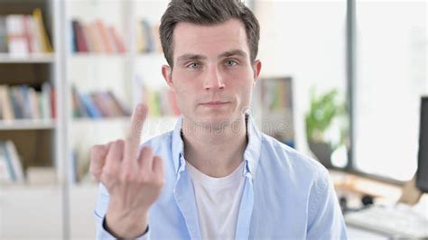 Joven Grosero Que Muestra El Dedo Medio Imagen De Archivo Imagen