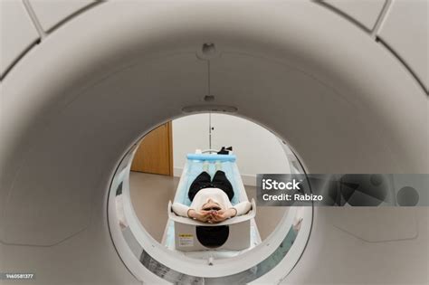 의료 클리닉에서 소녀의 복부 Ct 스캔 여성 환자가 Ct 스캔실에서 복부의 컴퓨터 단층 촬영 X선 스캔 흉부 검사를 하고 있다 단층 촬영에 대한 스톡 사진 및 기타 이미지