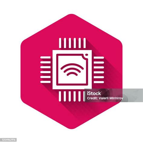 긴 그림자로 격리 된 마이크로 회로 Cpu 아이콘이있는 화이트 컴퓨터 프로세서 회로 기판칩 또는 Cpu 마이크로 프로세서 핑크