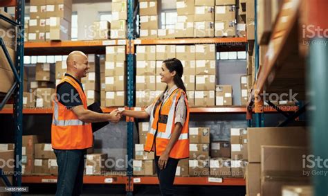 창고에 있는 비즈니스 동료 및 직원 이익 성장 환영 및 협업을 위한 악수 및 파트너십 컨설턴트 남자와 여자 인사 손짓 및 팀워크가 있는 직원 성공에 대한 스톡 사진 및 기타