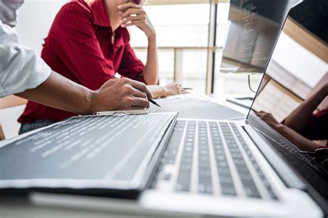 Dua Programmer Profesional Bekerja Sama Dan Bekerja Pada Proyek Situs Web Dalam Perangkat Lunak