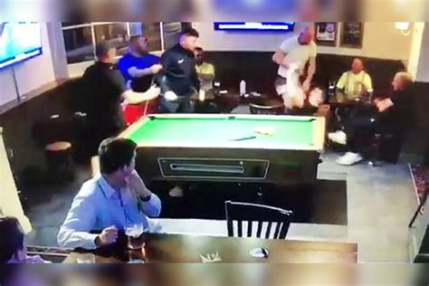 男子想玩桌球却被别人插队，一气之下扔掉白球，随后惨遭暴打！ 一气之下 白球 桌球