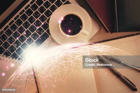 데스크톱 배경의 컴퓨터를 통해 소셜 네트워크 홀로그램 도면 맨 위 보기입니다 이중 노출 개념에 대한 스톡 사진 및 기타 이미지 Istock