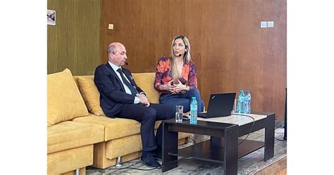 Алпинистката Азреева която покори Еверест се срещна с ученици в Сопот