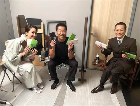 鈴木砂羽さんのインスタグラム写真 鈴木砂羽instagram 「亀山夫妻もすっかり 「こてまり」さんの 常連さんです〜🍶 いつも明るく
