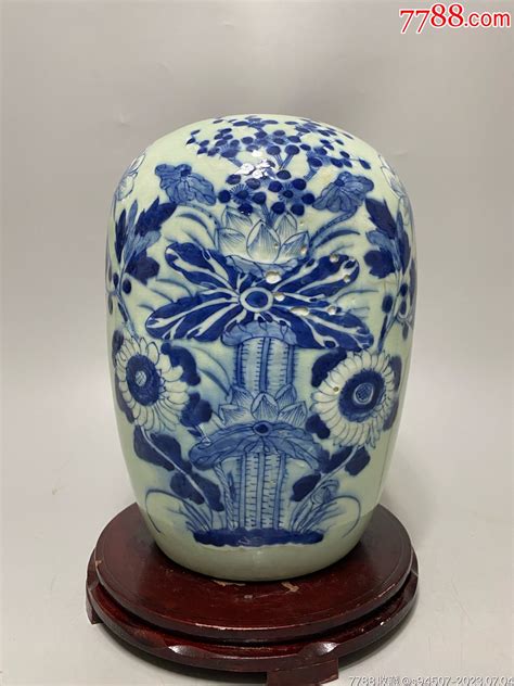 嘉道连升三级青花加白冬瓜罐子一只，画工精美发色一流，侧身有个纹几个气泡。永久保真青花瓷诚信通天下【7788收藏收藏热线】
