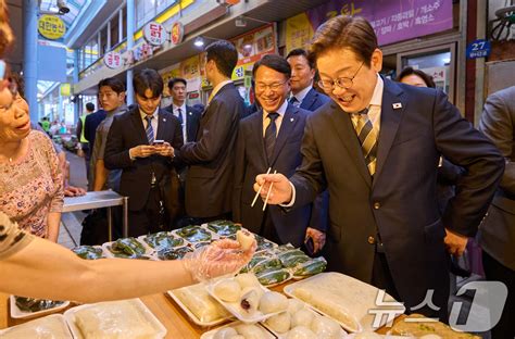 사진으로 보는 문재인 대통령 행보 이재명 대통령 전통시장 깜짝 방문 Zum 뉴스