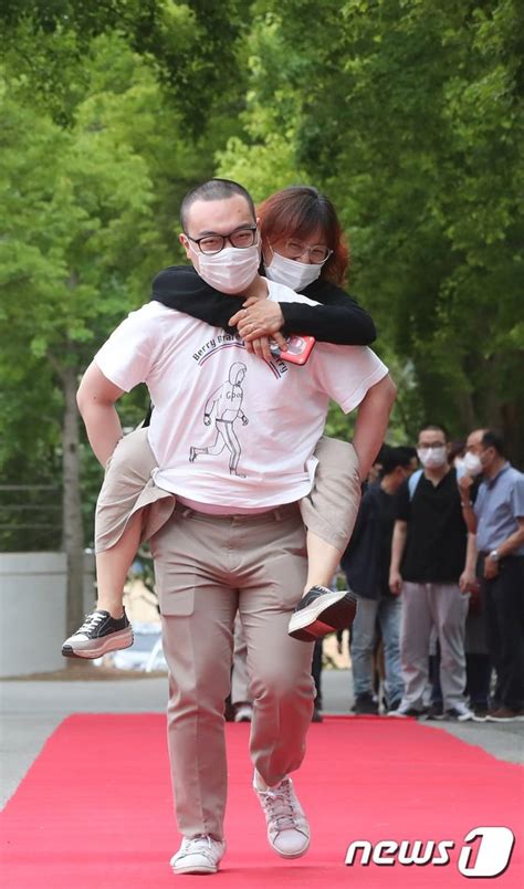 어머니를 등에 업고 네이트 뉴스