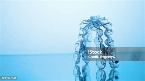 보이지 않는 치열 교정 화장품 브래킷 치아 정렬기 플라스틱 중괄호 3d 프린터로 만든 최신 치아 리테이너 아름다운 미소와 하얀 이빨을 가질 수있는 방법 0명에 대한 스톡