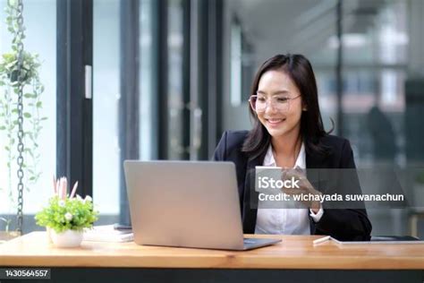 전문 아시아 사업가 또는 여성 관리자가 사무실 책상에 앉아 비즈니스 사용 노트북을 읽고 모닝 커피를 마신다 아시아인에 대한 스톡 사진 및 기타 이미지 Istock