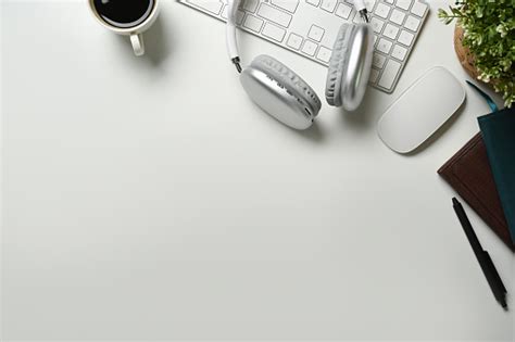 평평하게 누워 무선 헤드폰 커피 한 잔 흰색 사무실 책상에 키보드가 있습니다 텍스트를 위한 공간을 복사합니다 0명에 대한 스톡 사진 및 기타 이미지 Istock