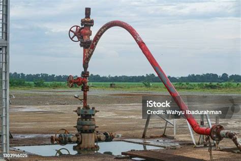 유전에서 강철 플랜지와 볼트가있는 산업용 파이프 연료 파이프 밸브 및 원시 파이프 화석 연료 생산 및 석유 생산을 위해 사막 유전에서 가스시추를 하는 데릭스 산업에 대한