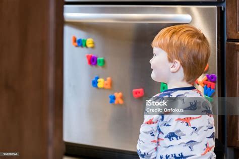 귀여운 아기 자석 놀고 냉장고에 텍스트 문자 내가 사랑 하는 아빠 2 3 살에 대한 스톡 사진 및 기타 이미지 2 3 살 가정 생활 가정 주방 Istock