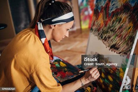 바닥에 앉아 아트 스튜디오에서 그림을 그리는 여성 화가 30 34세에 대한 스톡 사진 및 기타 이미지 30 34세 공예 그리기 Istock