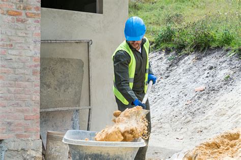 전문 건설 노동자는 반사 조끼와 보호 헬멧을 착용 수레와 함께 작동합니다 라틴 아메리카 문화에 대한 스톡 사진 및 기타 이미지 라틴 아메리카 문화 라틴 아메리카