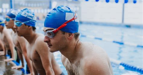 멕시코 라틴 아메리카의 수영장에서 수영 훈련에서 모자와 고글을 쓴 라틴 청년 수영 선수 사진 Unsplash의 고글 이미지