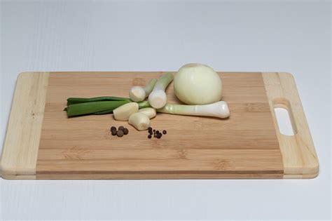 봄 파 마늘 양파 갈색 나무 부엌 보드에 향신료 수프를 위한 야채와 향신료의 혼합물 갈색에 대한 스톡 사진 및 기타 이미지