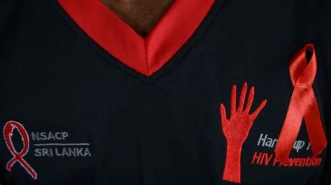 තාමත් ඉස්කොලේ පොතට කොන්ඩම් කියන වචනය දාගන්න බැරිවෙලා තියෙනවා මෙරට ලිංගික අධ්‍යාපනය ප්‍රමාණවත්ද