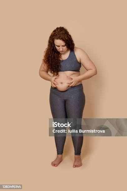 수직 당황 빨간 머리 과체중 지방 맨발 여자는 배를보고 활동을하고 감동 배를 들고 과체중에 대한 스톡 사진 및 기타 이미지 과체중 복부 비만증 Istock