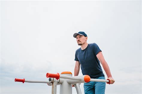 남자 스포츠는 야외에서 도시에서 장비에 훈련 한다 건강 한 라이프 스타일과 모든 사람을 위한 훈련 하는 스포츠의 접근성의 개념 공공 장소에서 사용할 수 있는 스포츠