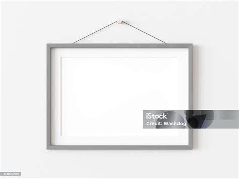 가로 방향의 직사각형 얇은 회색 테두리 그림 프레임이 흰색 벽에 걸려 있습니다 콘텐츠를 추가하기 위한 빈 템플릿입니다 3d 그림입니다 액자에 대한 스톡 사진 및 기타 이미지