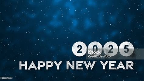수평 어둡고 밝은 생생한 네이비 블루 반짝이는 눈 배경 복사 공간 흰색 텍스트 새해 복 많이 받으세요 연기가 자욱한 희미한 보케 조명 너머로 2025년을 둘러싸고 반짝이는
